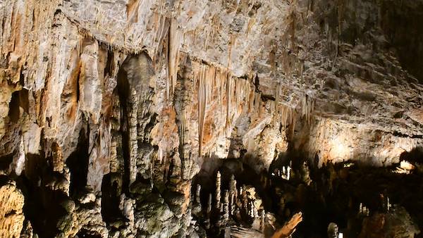 Calarsi nella Grotta Gigante genera pensieri inaspettati